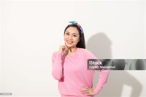 아시아 여자 주먹으로 그녀의 턱에 스마트 한 행동 밝은 느낌 분홍색 셔츠 흰색 배경 만들기 귀여운에 대한 스톡 사진 및 기타 이미지 Istock