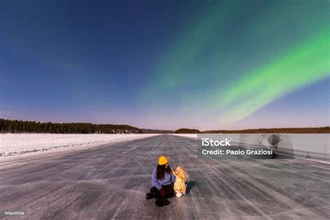 북극광 아래 인형을 들고 얼음 위에 있는 젊은 여성 라플란드 25 29세에 대한 스톡 사진 및 기타 이미지 25 29세