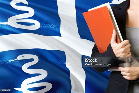 학습 언어 개념입니다 백그라운드에서 마르티니크 플래그와 서 젊은 여자 책을 들고 교사 오렌지 빈 책 표지 교사 교육 관련 직업에 대한 스톡 사진 및 기타 이미지 Istock