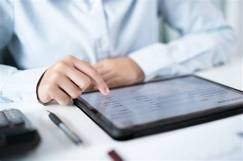 비즈니스 우먼 손 프레스 화면 디지털 태블릿 온라인 디지털 마케팅 기술 경영자에 대한 스톡 사진 및 기타 이미지 경영자 고용과 노동 기업 비즈니스 Istock