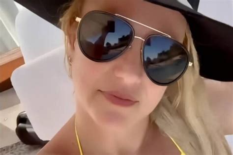 Britney Spears Geniet Van Een Dag Bij Het Zwembad En Plaatst Een Video