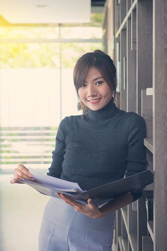 비즈니스 여성 캐비닛 또는 폴더와 선반에 있는 파일을 검색 경영자에 대한 스톡 사진 및 기타 이미지 경영자 기업 비즈니스 단정한 사무복 Istock