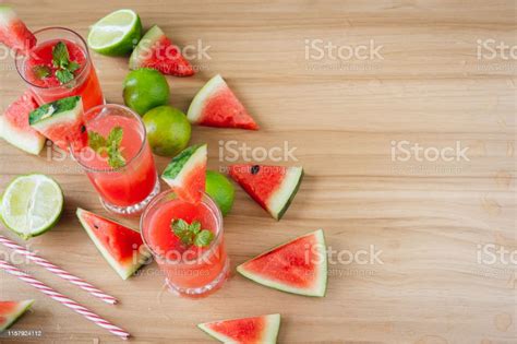 봄 여름 휴가 및 휴가 배경 개념음료와 과일 열대 현대 갈색 나무 테이블에 신선한 얼음 수박 주스를 배열 항목 디자인 텍스트 및