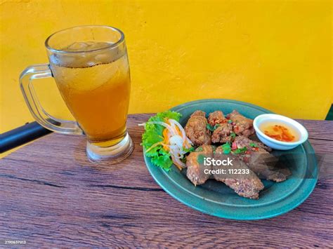 바삭한 베트남식 프라이드 치킨 윙과 야채 절임 유리에 얼린 신선한 차 음식과 음료 메뉴 0명에 대한 스톡 사진 및 기타 이미지
