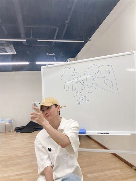 Atbo Community Posts 쨔잔~ Boat💛🤍💙 나 오늘 귀여운 바지 입었는데 내 바지에 뭐 그려져 있는지 맞춰