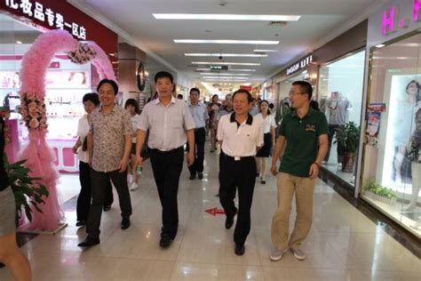 岳阳市政协委员视察东茅岭步行街地下人防工程，市人防办党组书记、主任丁源源陪同