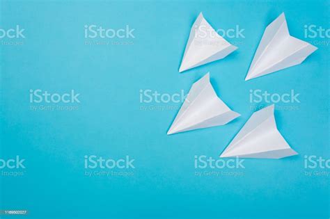 여행 비행기 개념입니다 복사 공간을 위한 공간이 있는 파란색 배경에 그룹 비행기가 있는 여행 컨셉의 모형 디자인 개념에 대한 스톡 사진 및 기타 이미지 Istock