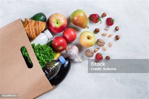 건강 식품 개념입니다 전체 식료품 종이 가방화이트 테이블 배경에 과일과 야채 최고의 볼 수 있습니다 플랫이 하다 공간 복사 가득 찬에 대한 스톡 사진 및 기타 이미지
