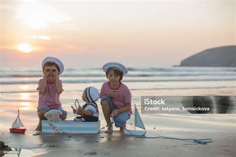 선원 아기 귀여운 아이 나무 보트 물고기와 낚 싯 대 비치에서 일몰에 재생 가정 생활에 대한 스톡 사진 및 기타 이미지 가정 생활 개과 개념 Istock
