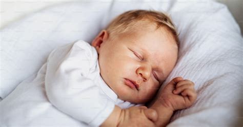 집에서 자고 있는 귀여운 신생아의 클로즈업 사진 Unsplash의 아름다움 이미지