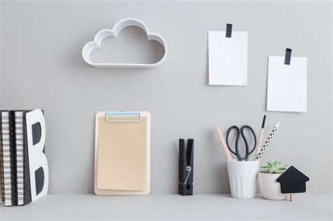 학생 책상 테이블 빈 그림 프레임이 나 포스터 데스크 개체 사무 용품 책 및 회색 배경에 식물 크리에이 티브 책상입니다 가정의 방에 대한 스톡 사진 및 기타 이미지 Istock