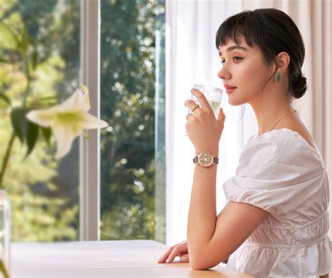 Lily Classic Lady S Smartwatch Cream Gold With Coffee Wearables Garmin Malaysia