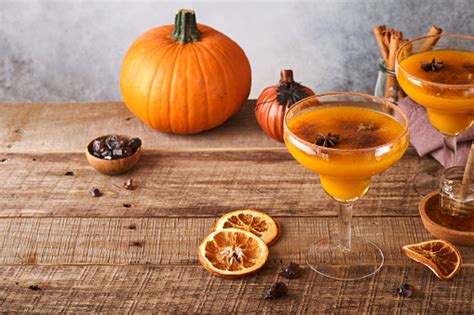 시나몬 오렌지 주스 코코아를 잔에 넣은 호박 칵테일 축제 칵테일 할로윈 마가리타 할로윈 이나 추수 감사절에 대 한 호박 가을 음료 칵테일에 대한 스톡 사진 및 기타 이미지