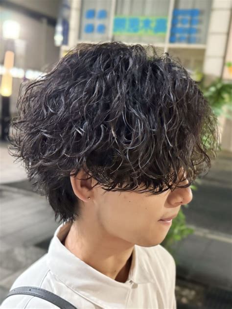 波巻きパーマ センターパート スパイラルパーマ メンズ メンズ ヘア パーマ メンズ ヘアスタイル
