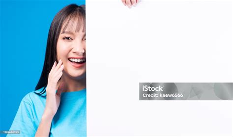 고립 된 파란색 배경 위에 서 흰색 현수막 빈 복사 공간 커버 눈을 사용하여 흥분 깜짝 아시아 여성 배너 광고 사인 보드 프리젠 테이션 개념을 표시 십대 아시아 소녀 25