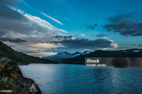 피 요 르 드와 산 놀라운 자연 보기입니다 아름 다운 반사 합니다 위치 스칸디나비아 산 노르웨이 예술 그림입니다 아름다움의 세계입니다 완전 한 자유의 느낌 0명에 대한 스톡