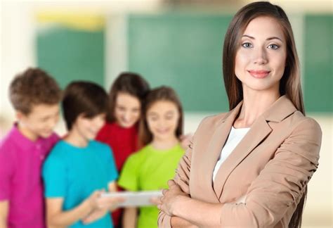 Joven Maestra Con Escolares En El Aula Foto Premium