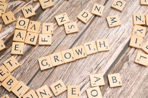 가능성 개량 개발 게임 교육 글자 급성장하는 나무 나무 기와 나무 질감 놀이 단계적 확대 단어 단어 게임 단어 형성 독창성 동기 부여 레트로