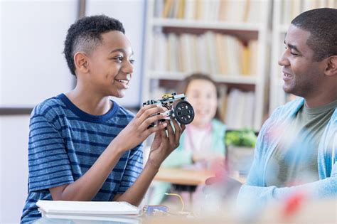 Sukarelawan Sekolah Membantu Siswa Di Klub Teknik Setelah Sekolah Foto Stok Unduh Gambar