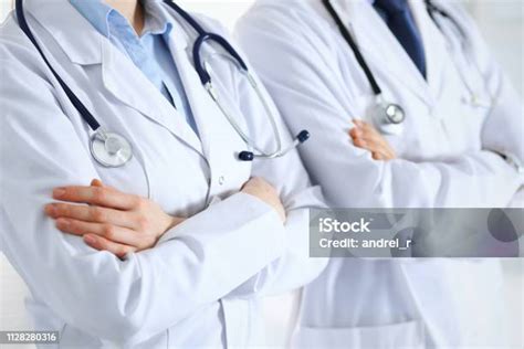 병원에서 교차 하는 팔으로 똑바로 서 있는 알 수 없는 의사의 팀 의사 수 있도록 준비 의료 보험 및 의학 개념입니다 2명에 대한 스톡 사진 및 기타 이미지 Istock