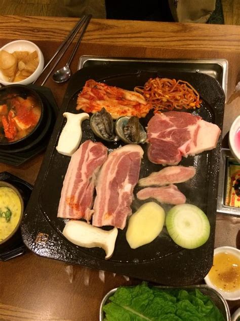 음식에 있는 핀 음식 돼지고기