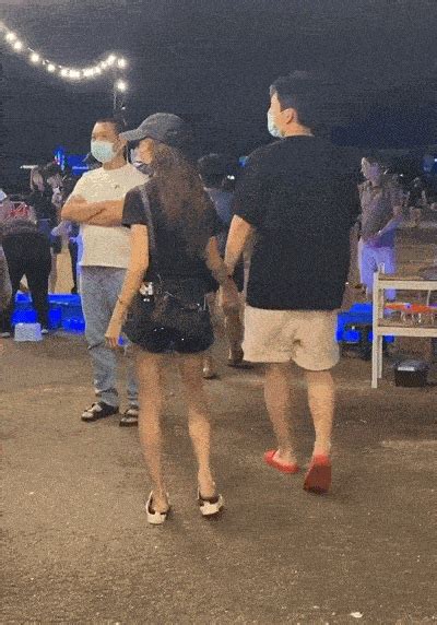 王大陆蔡卓宜牵手逛夜市玩飞镖 打扮休闲舒适 拖鞋 穿着 照片
