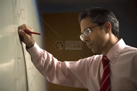 书写解题思路的教师高清图片下载 正版图片600937530 摄图网