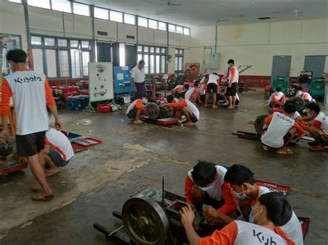 ဘားအံမြို့ အစိုးရနည်းပညာအထက်တန်းကျောင်းတွင် လယ်ယာသုံး စက်ကိရိယာပြင်ဆင