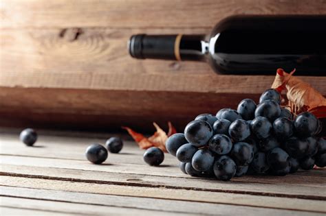 와인 저장고의 오래된 나무 테이블에 레드 와인 한 병과 포도 무리 0명에 대한 스톡 사진 및 기타 이미지 0명 가득 찬 검은색 Istock