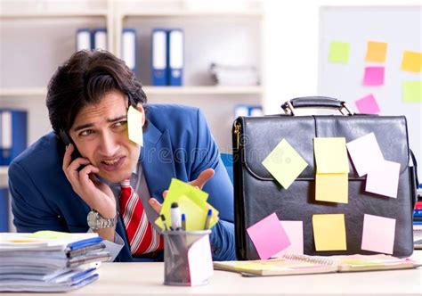 Jovem Trabalhador Bonito Do Sexo Masculino No Conceito De Prioridades Conflituantes Imagem De