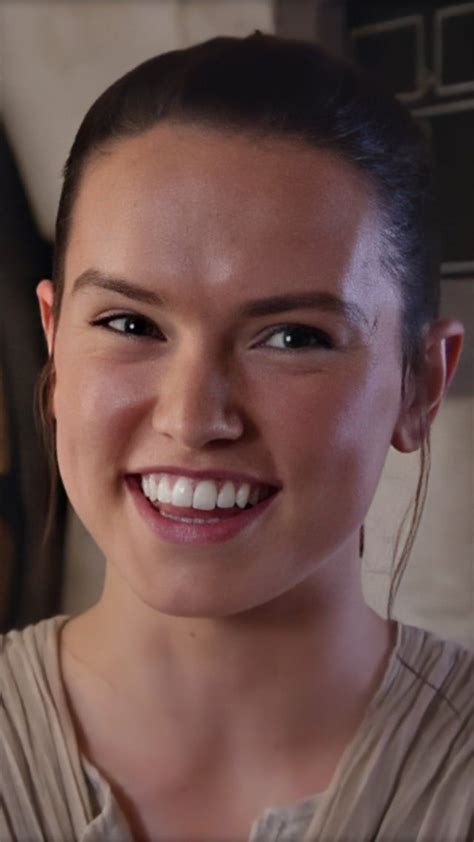 Daisy Ridley S Adorable Smile Daisyridley Daisy Ridley Star Wars Rey Star Wars Star Wars Cast