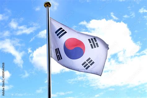 바람에 펄럭이고있는 한국의 국기인 태극기 Stock 写真 Adobe Stock