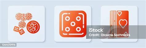 아이스 큐브와 카드 놀이의 갑판 과 위스키의 게임 주사위 카지노 칩 게임 주사위와 위스키 의 유리를 설정합니다 흰색 정사각형 버튼 벡터 가능성에 대한 스톡 벡터 아트 및