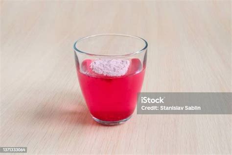 피부 재생을 위해 물 한 잔에 천연 베리 콜라겐 단백질 파우더 유리 식품 첨가물 일회용 콜라겐 분말 0명에 대한 스톡 사진 및 기타 이미지 Istock