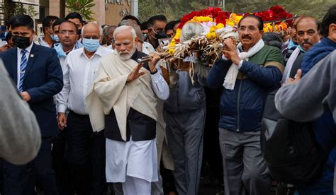 Hiraba Laid To Rest In Gandhinagar Pm Performs Last Rites The Week