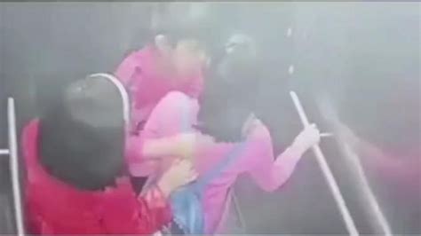 गाज़ियाबाद लिफ्ट में फंसी तीन बच्चियां बाहर निकलने के लिए करती रही