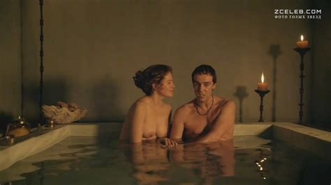 Голая Люси Лоулесс в сериале Спартак Боги арены 2011 ZCELEB
