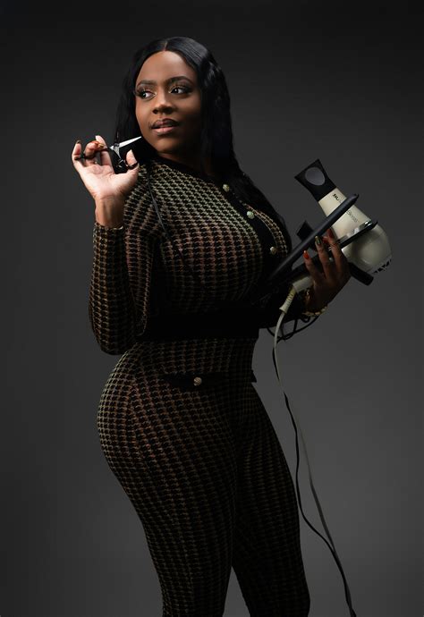 실내 검은 머리 검은 색과 금색 검은 옷 검정 부츠 곱슬 머리 구불 거리는 머리카락 글램 긴 머리 놀라 뷰티 뉴 올리언스 뉴올리언스 소녀 단철