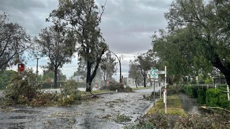 早报：澳洲东南部狂风暴雨降温 昆州高温热浪 Abc News