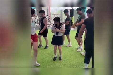 那些我妈不让我和傻子玩爆笑系列：多好的傻子啊，可惜是个姑娘傻子系列姑娘