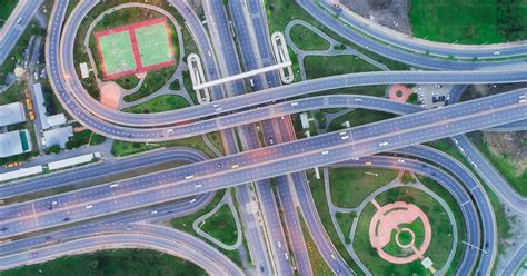 항공 전망 네트워크 또는 교통 또는 유통 개념 배경을 위한 고속도로 도로의 교차로 사진 Unsplash의 거리 이미지