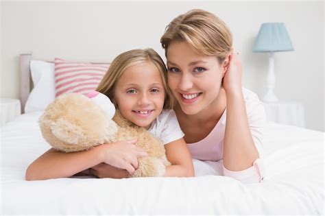 Madre E Hija Sonriendo A La C Mara Foto Premium