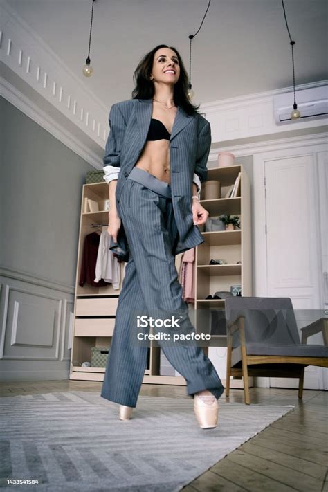 회색 줄무늬 양복과 뾰족한 신발을 신고 발레리나가 방을 돌아 다닙니다 30 34세에 대한 스톡 사진 및 기타 이미지 30 34세 공연 낭만주의 Istock