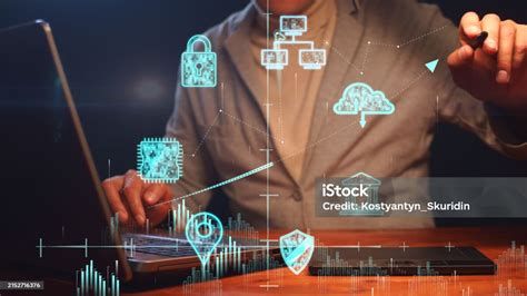 랩톱과 그래픽 태블릿에서 작업하는 사업가는 데이터베이스 축적 및 보호의 상징이 있는 아이콘 배경이 있는 좌표계에서 공간의 그래픽을 모델링합니다 Cg 가격에 대한 스톡 사진