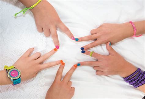 ناخن مصنوعی بچه گانه؛ روش صحیح استفاده و معرفی بهترین مدل ها ستاره