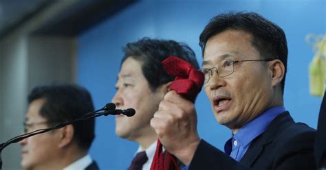 붉은 넥타이 든 자유한국당 부산 사하구갑 당협위원장