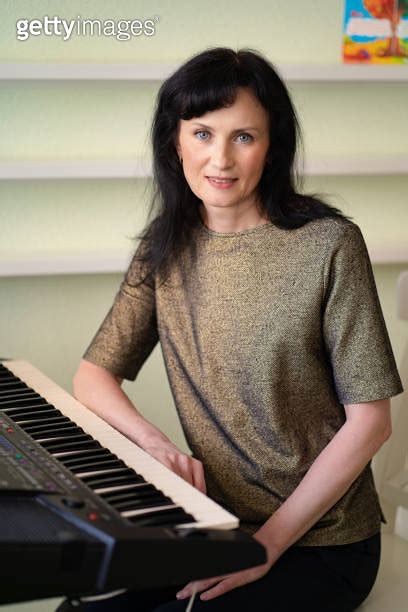 Adult Female Sits At Synthesizer In Music Class 이미지 1214697613 게티이미지뱅크