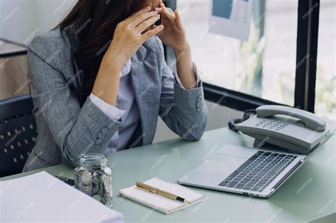 비즈니스 팀 선물 사진 전문 투자자 작업 새로운 시작 프로젝트 금융 회의 키보드 도킹 화면 Foregroundfilter를 사용하여 디지털 태블릿 노트북 컴퓨터 스마트 폰