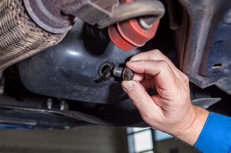 자동차 수리점정비사는 현대 자동차의 오일 배출 플러그를 엽니 다 엔진 오일 교환 강철에 대한 스톡 사진 및 기타 이미지 강철 검사 보기 금속 Istock
