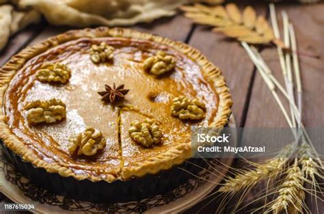 호박 수제 비건 파이와 향신료 계피 아니스 어두운 테이블 배경에 고릴로 건조 한 단풍 장식 0명에 대한 스톡 사진 및 기타 이미지 Istock